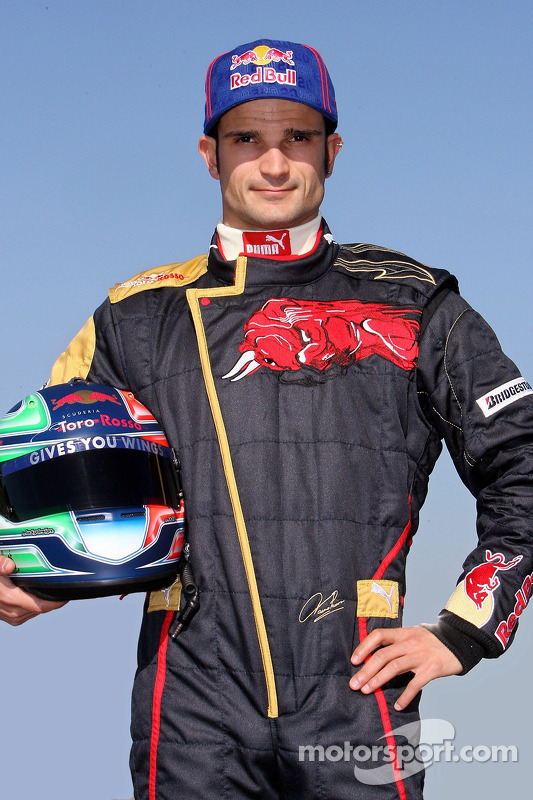 Vitantonio Liuzzi at Toro Rosso STR02 launch - Formula 1 Photos