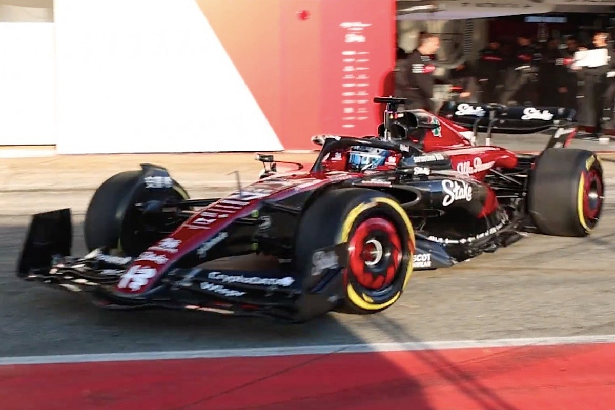 Eerste F1-auto voor 2023 verschijnt op de baan in Barcelona