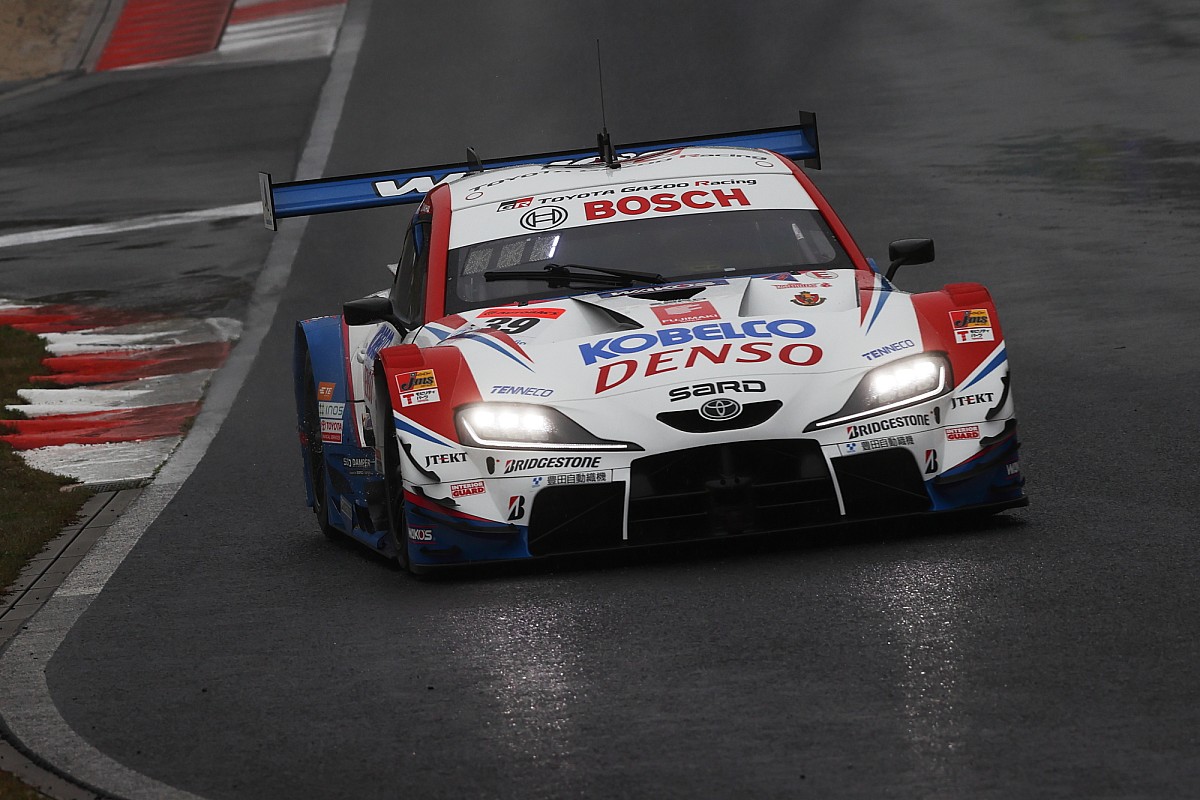 スーパーGT開幕戦岡山の公式練習は波乱の幕開け。39号車DENSOの中山雄一が大雨の中で大クラッシュ