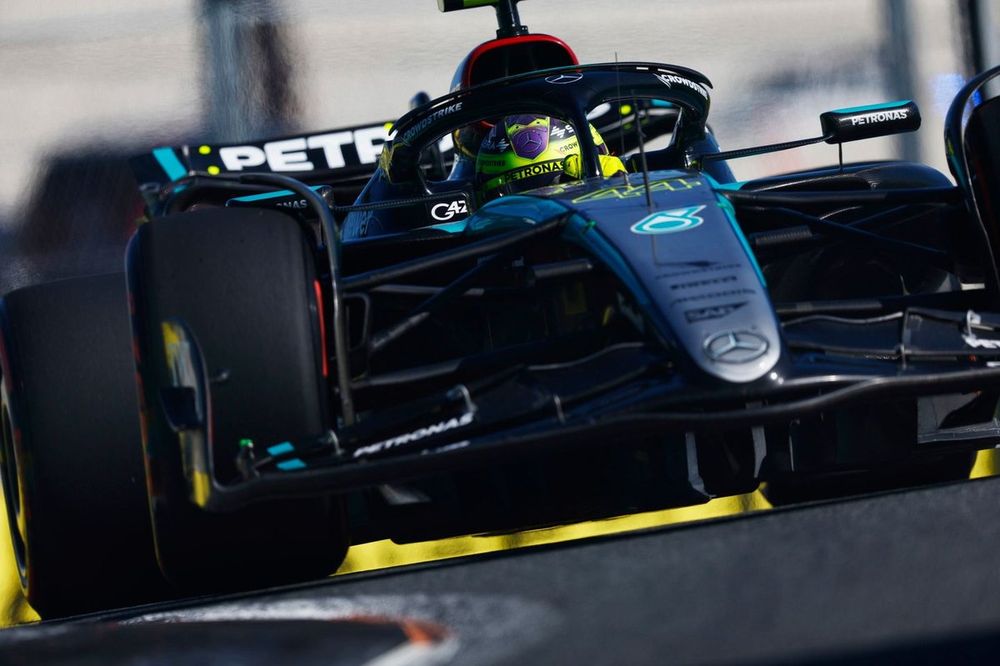 Hamilton: "Mercedes'ten mutsuz olduğum için ayrılmıyorum"