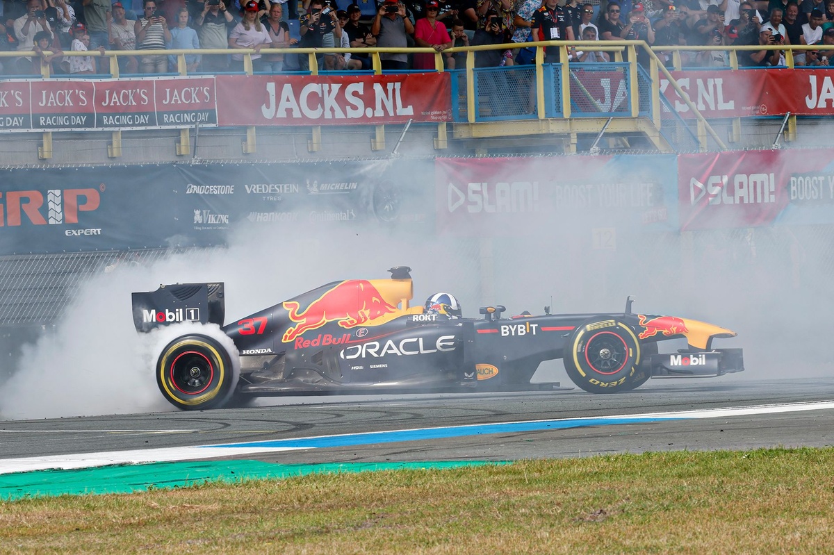 Red Bull Racing, Schumachers Ferrari en V10-motoren: F1-actie in Assen