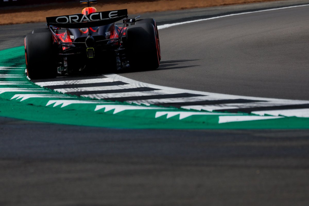 Lawson prueba el RB20 de Red Bull F1 en Silverstone