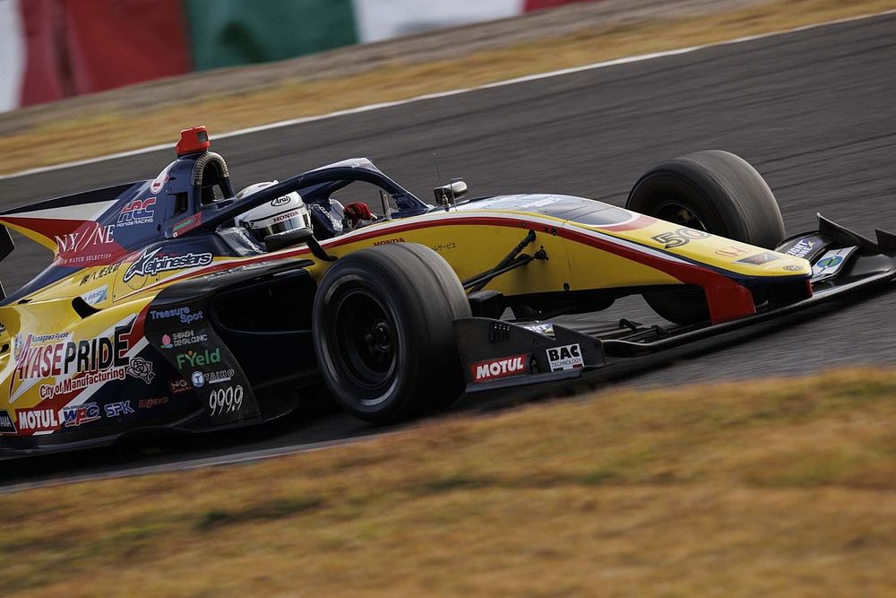 B-Max Racing、ホームタウン綾瀬市の庁舎にスーパーフォーミュラのマシンを展示。展示初日にはサイン会も