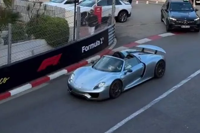 Alonso deja otra joya de museo en Mónaco: ¡un coche que hizo historia ...