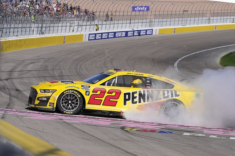 Logano gana en Las Vegas y definirá el título de NASCAR Cup