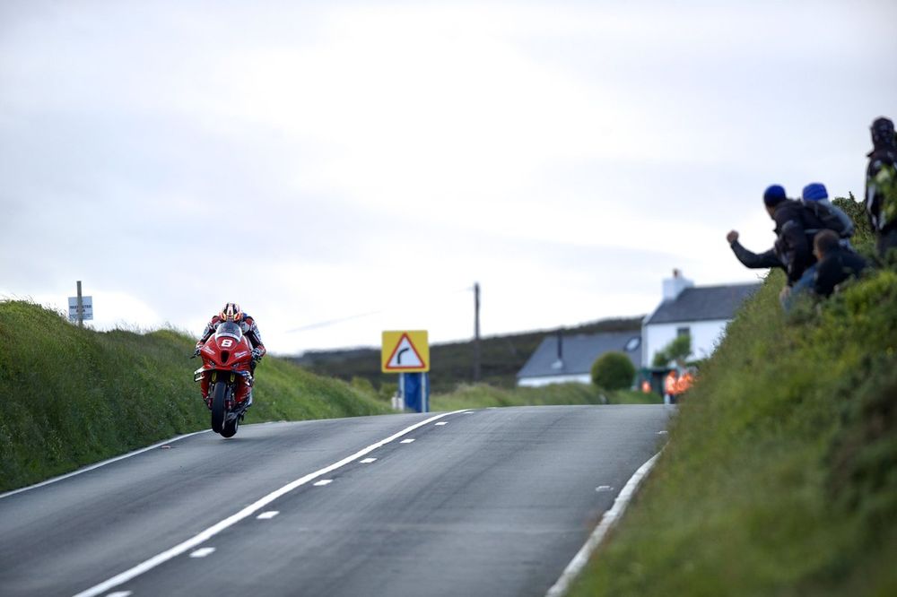 Isle of Man TT 2024: Todd gets maiden win in Superstock thriller from ...