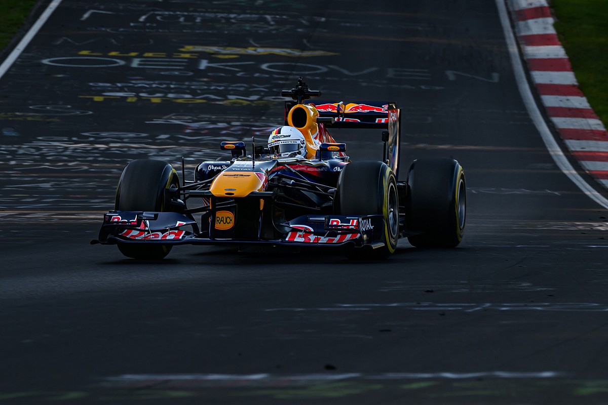 VIDEO: Rondje Nordschleife met oude F1-wagens Red Bull
