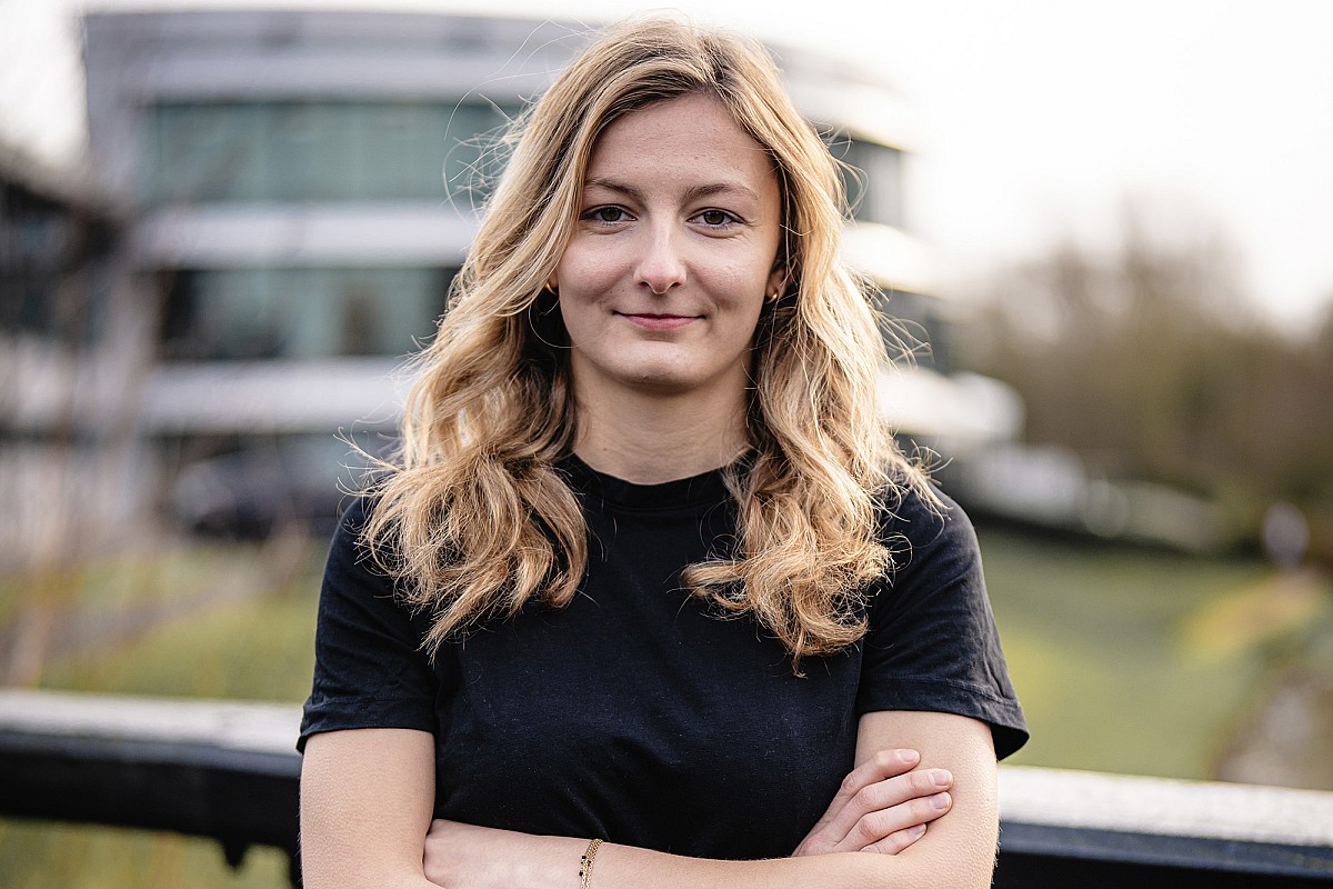 Nagy tehetségnek kikiáltott női pilótát igazolt a Mercedes F1-es csapata