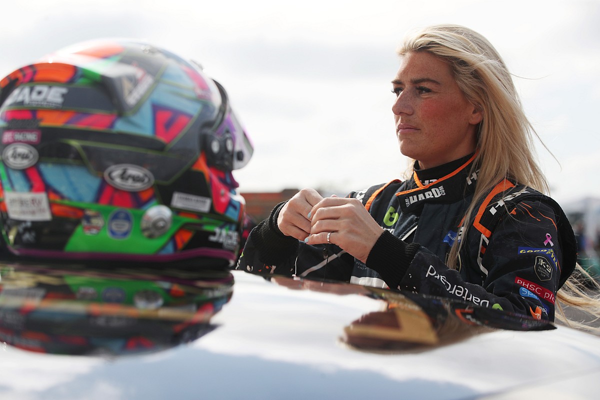 Edwards back to One Motorsport in BTCC