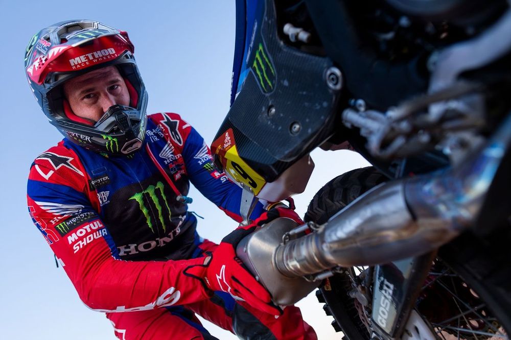 Los pilotos de MotoGP de Honda aprenden cómo es una moto del Dakar