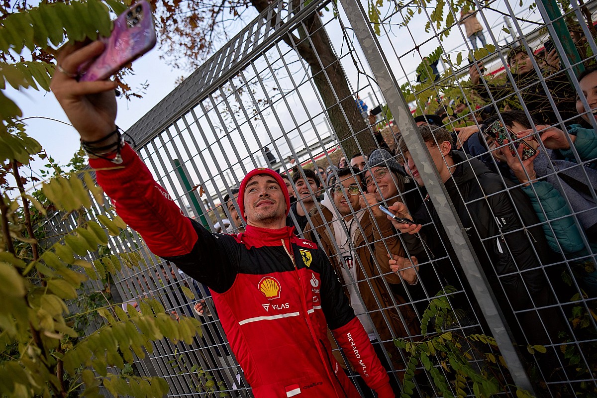 F1 | Leclerc campione generoso: scatta selfie con i fan a Fiorano