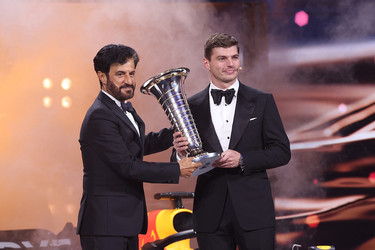 La FIA entrega el trofeo de campeón del mundo de F1 a Verstappen