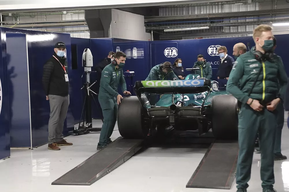 FIA, F1 araçlarının yasallığını incelemek için lazer tarama sistemi ...