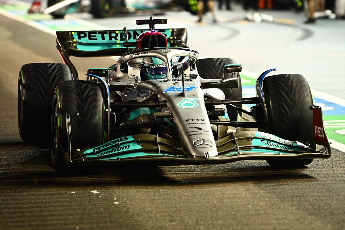 Russell start GP van Singapore vanuit pitstraat na motorwissel
