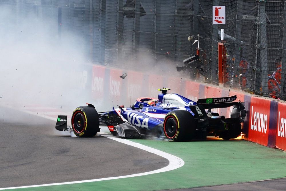 Centikkel kerülte el a fotóst a becsapódó Cunoda a Mexikói Nagydíjon az ...