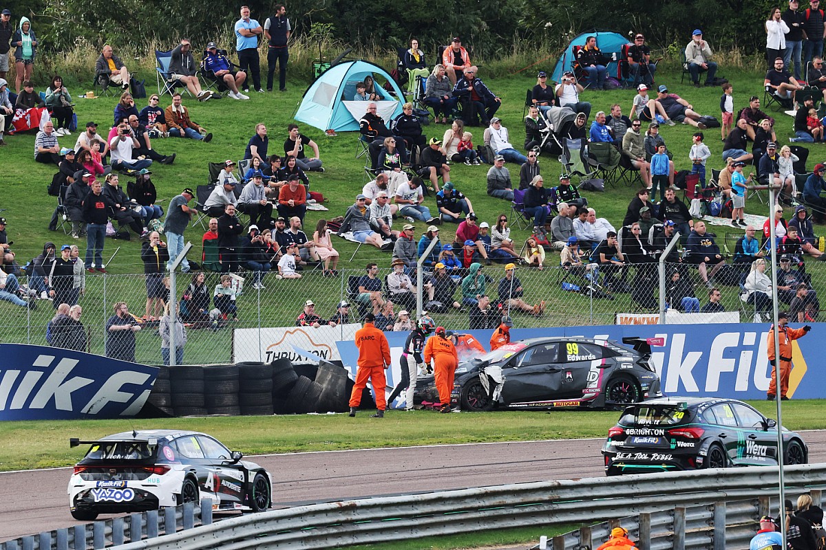 Shedden and Edwards disagree on Thruxton BTCC crash blame