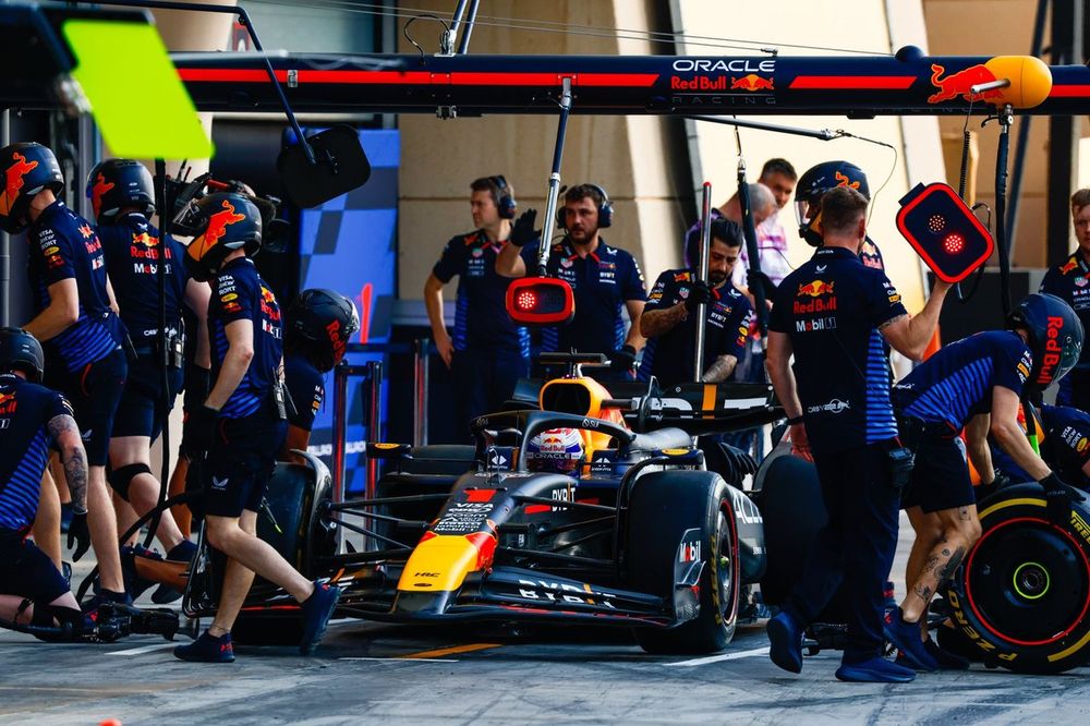 F1 | Red Bull gioca con la benzina e si cela a una bella Ferrari