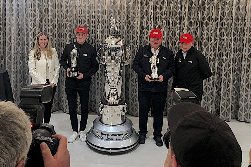 ミニチュア版なら”一生モノ”。マーカス・エリクソン、インディ500勝者の証「ベイビー・ボルグ」を受け取る