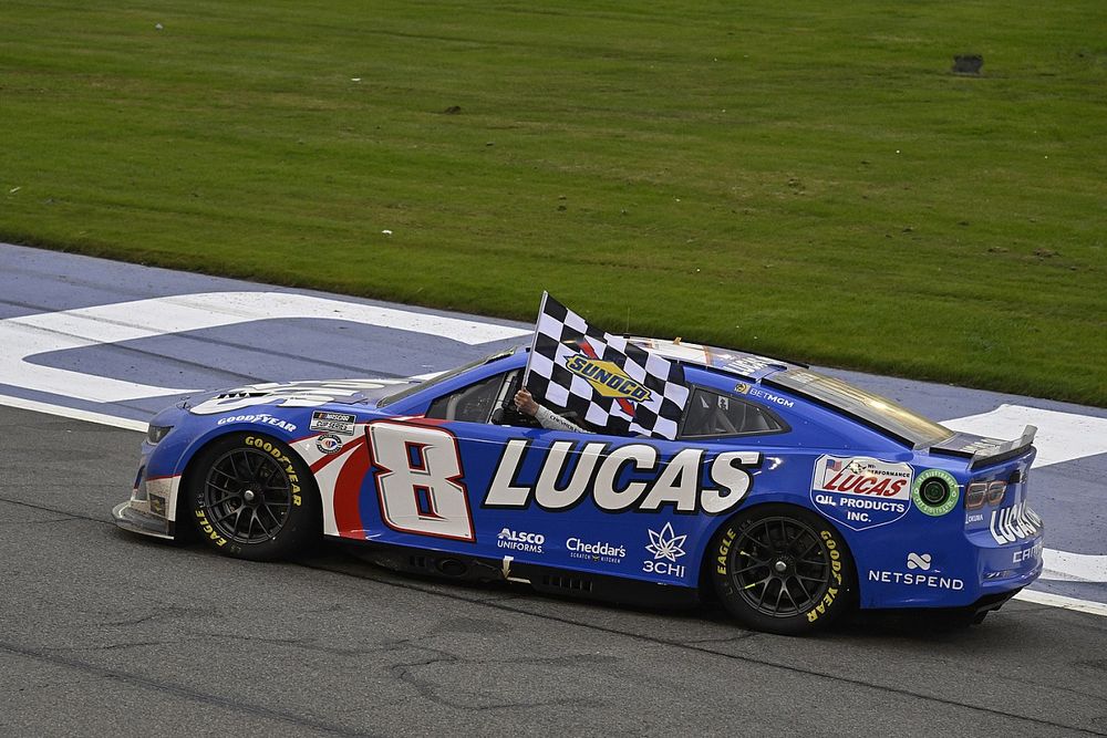 NASCAR Pala Casino 400: Busch rekor kırarak kazandı