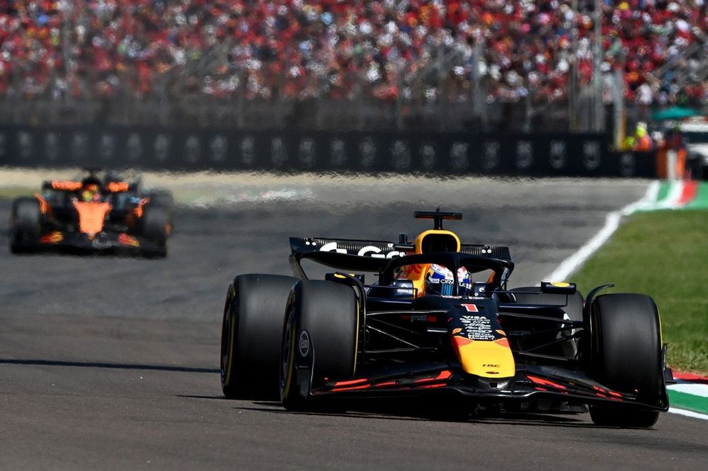 Max Verstappen wint F1-race Imola na sublieme inhaalactie op Piastri