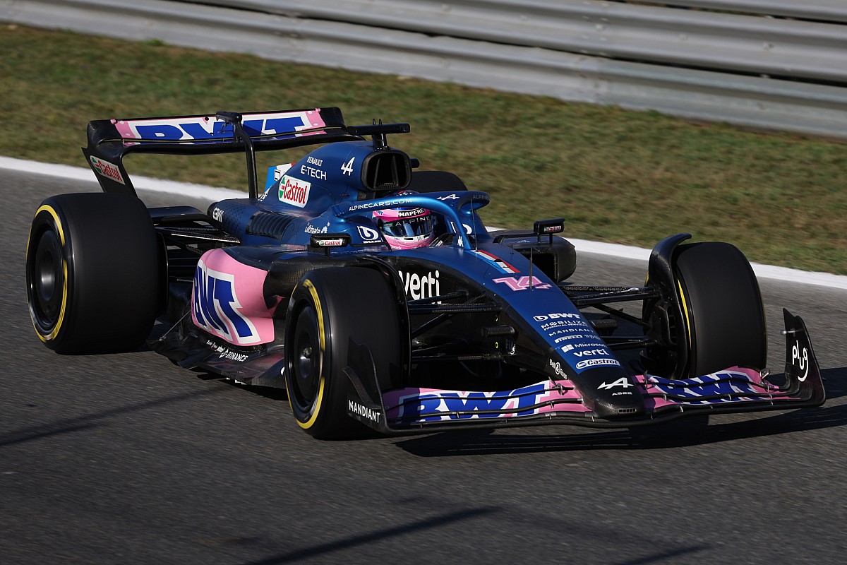Alonso lamenta que Alpine solo cambiara motor con un coche