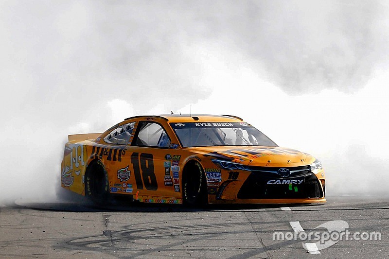 Kyle Busch completes the sweep with dominant Martinsville win Kyle Busch completes the sweep with dominant Martinsville win