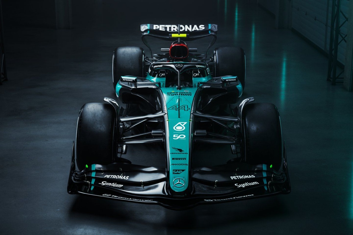 Mercedes reveals one-off green and black Singapore livery
