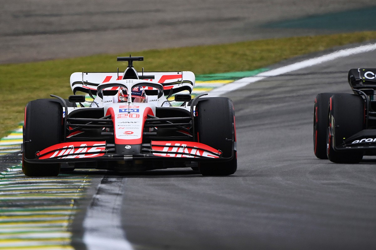 VIDEO: Magnussen pakt sensationele pole voor Haas bij F1 Brazilië