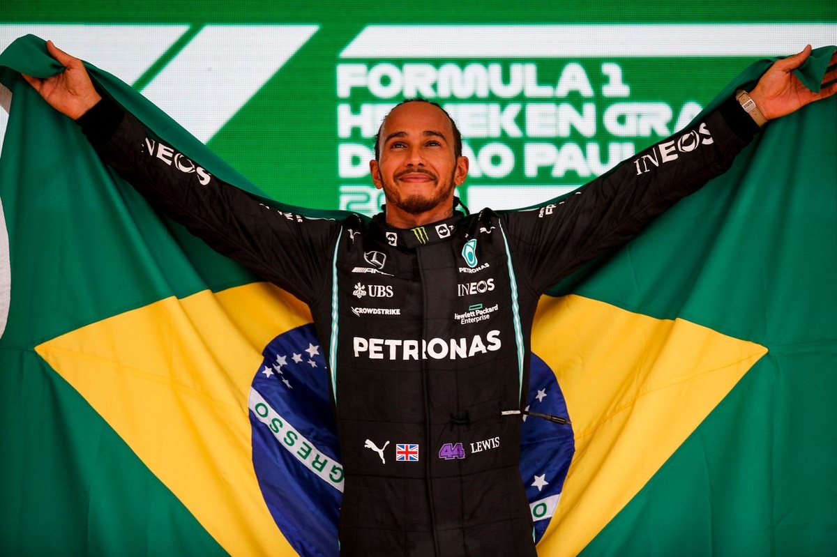 Hamilton queria deixar Senna "orgulhoso" com bandeira no Brasil