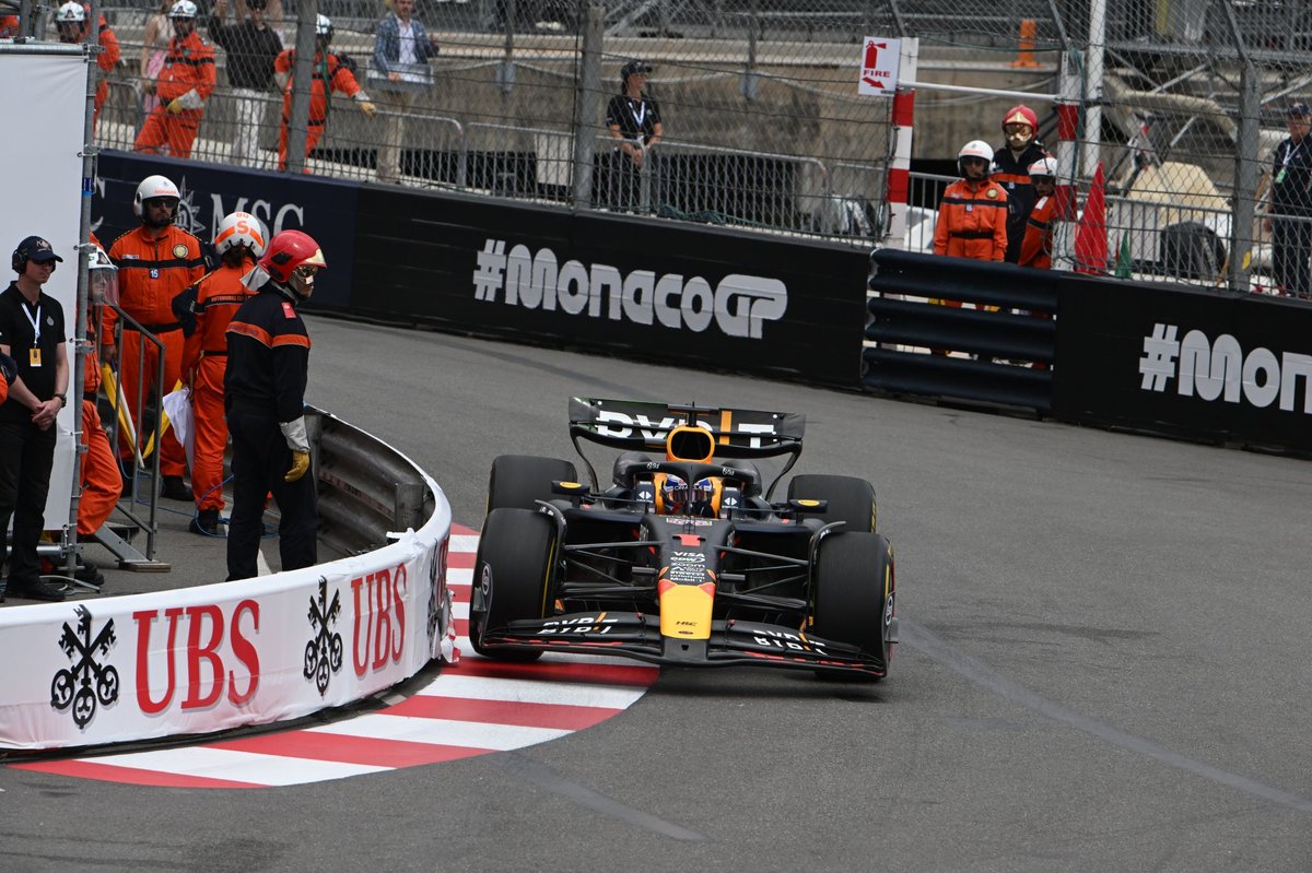 VIDEO: Verstappen op limiet in VT2 F1 Monaco en schampt muur