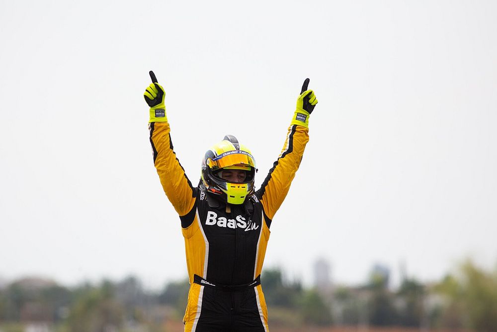 Correa celebra vitória que encerra jejum de 7 anos na Porsche Cup