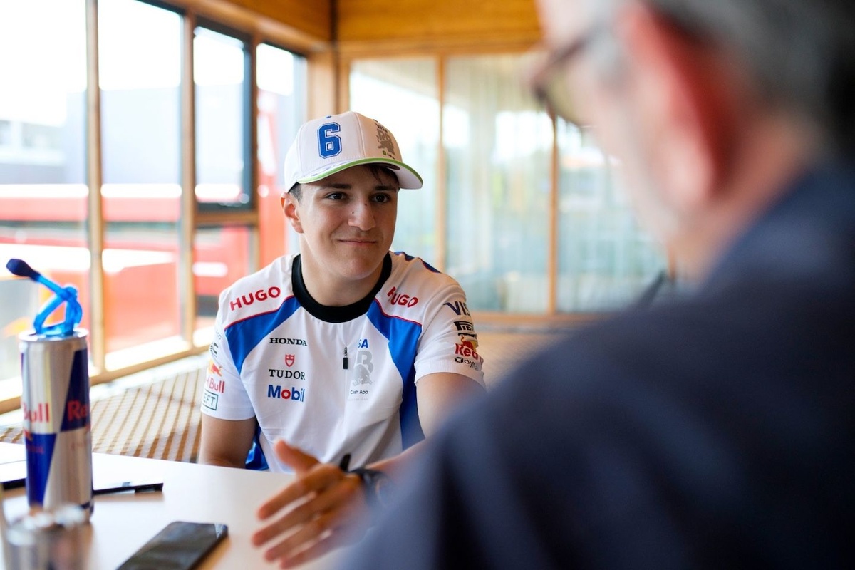 Achter de schermen bij Isack Hadjar: de rookie die niet alleen wil winnen