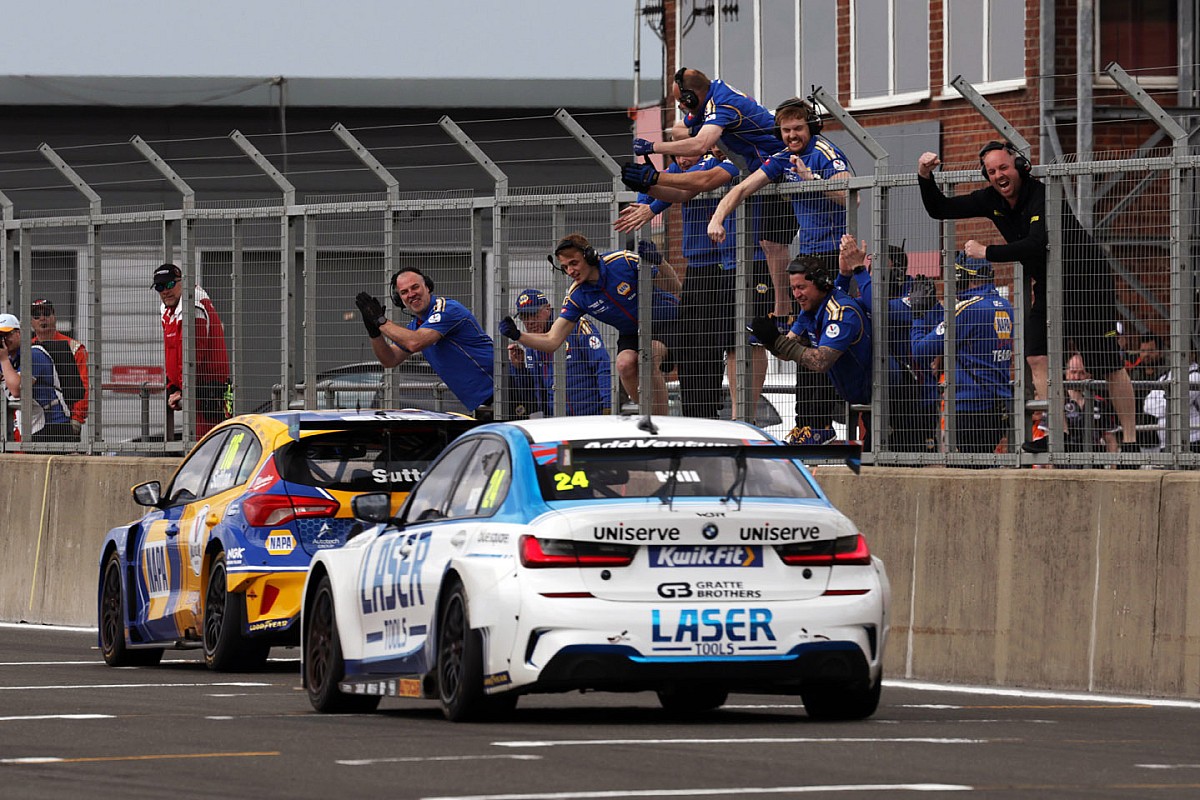 BTCC Snetterton: Sutton pips Hill in tight finish in opener