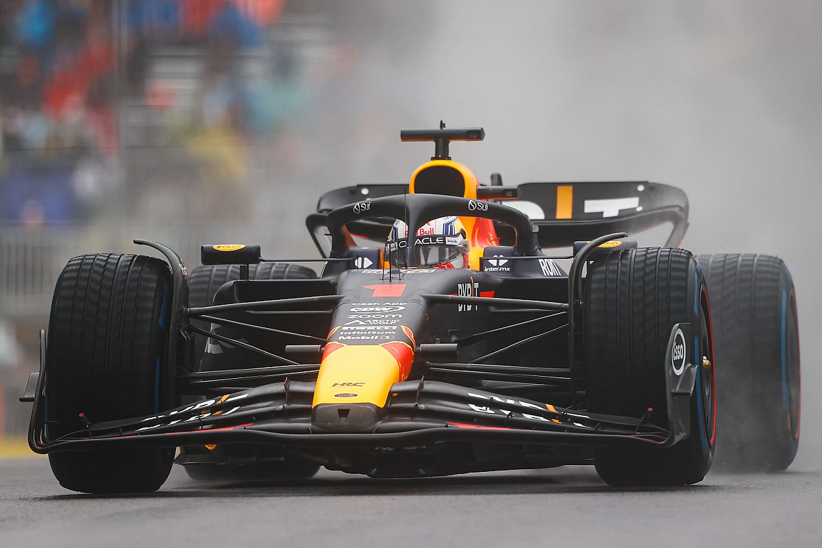 Max Verstappen snelste in natte F1-training Canada, stevige crash Sainz