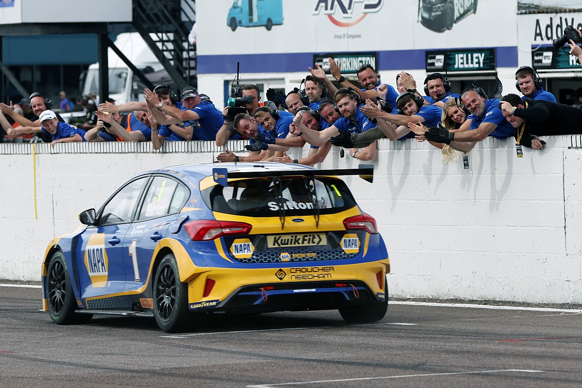 BTCC Thruxton: Cammish gifts Sutton victory in race two