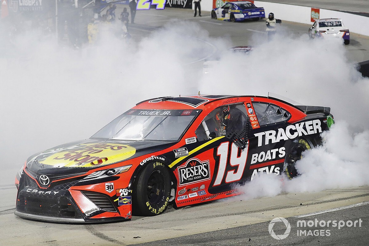 Truex vence a Hamlin en la carrera pospuesta de Martinsville