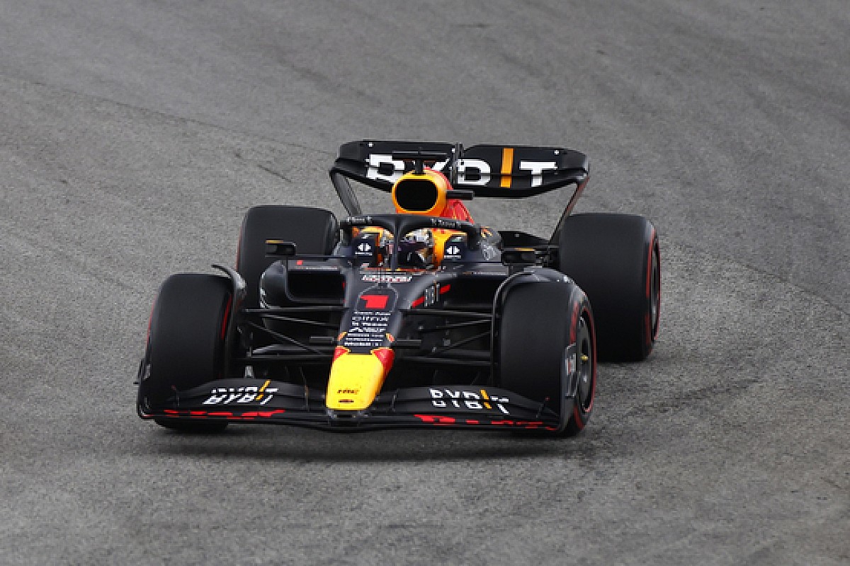 VIDEO: Verstappen zet snelste tijd neer in VT2 GP Abu Dhabi