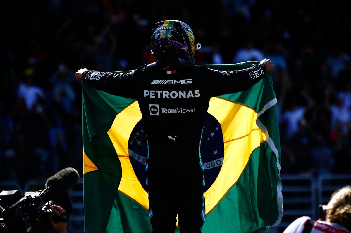 Hamilton relembra Senna e celebra vitória com bandeira do Brasil