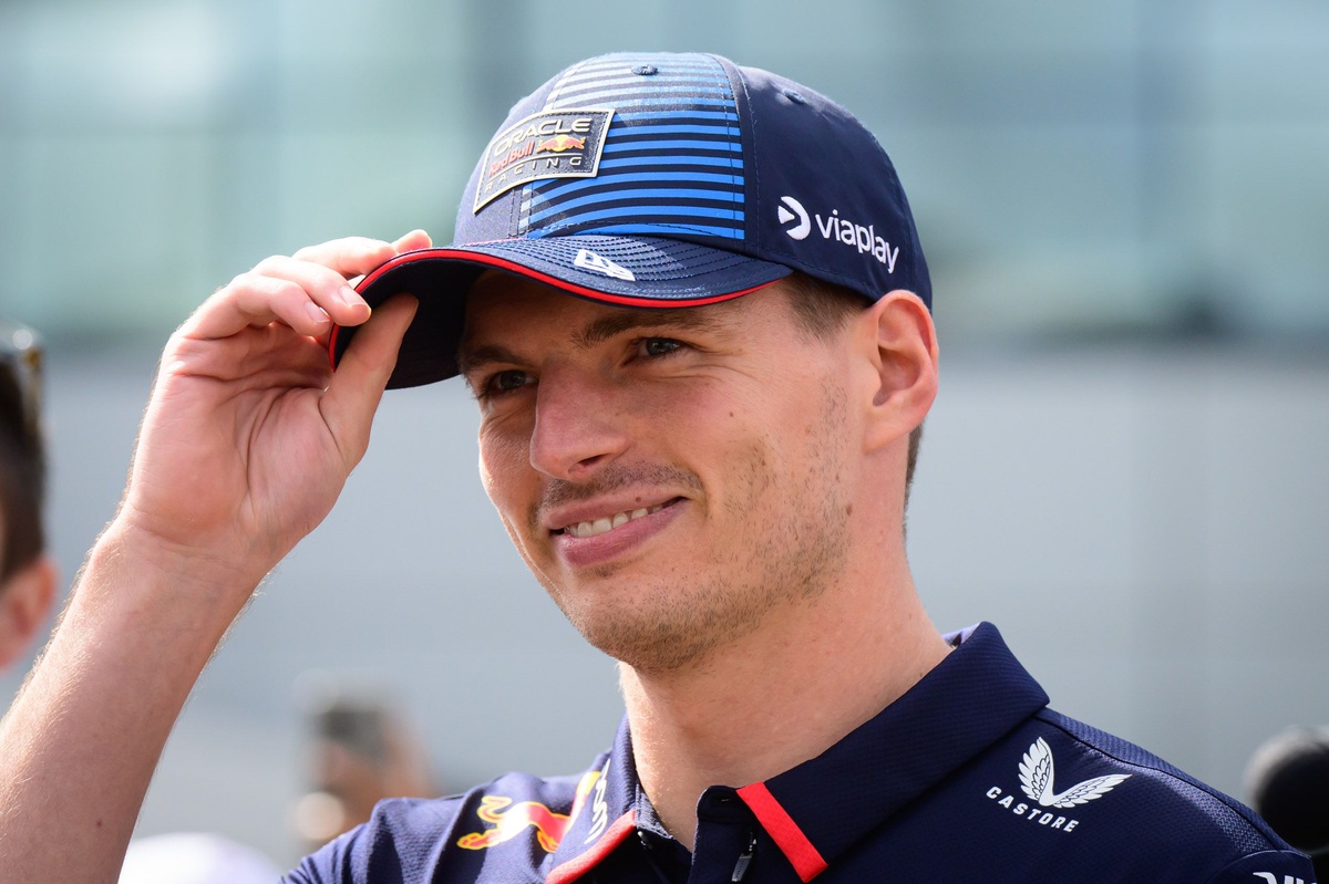 Max Verstappen se ríe tras las declaraciones de McLaren