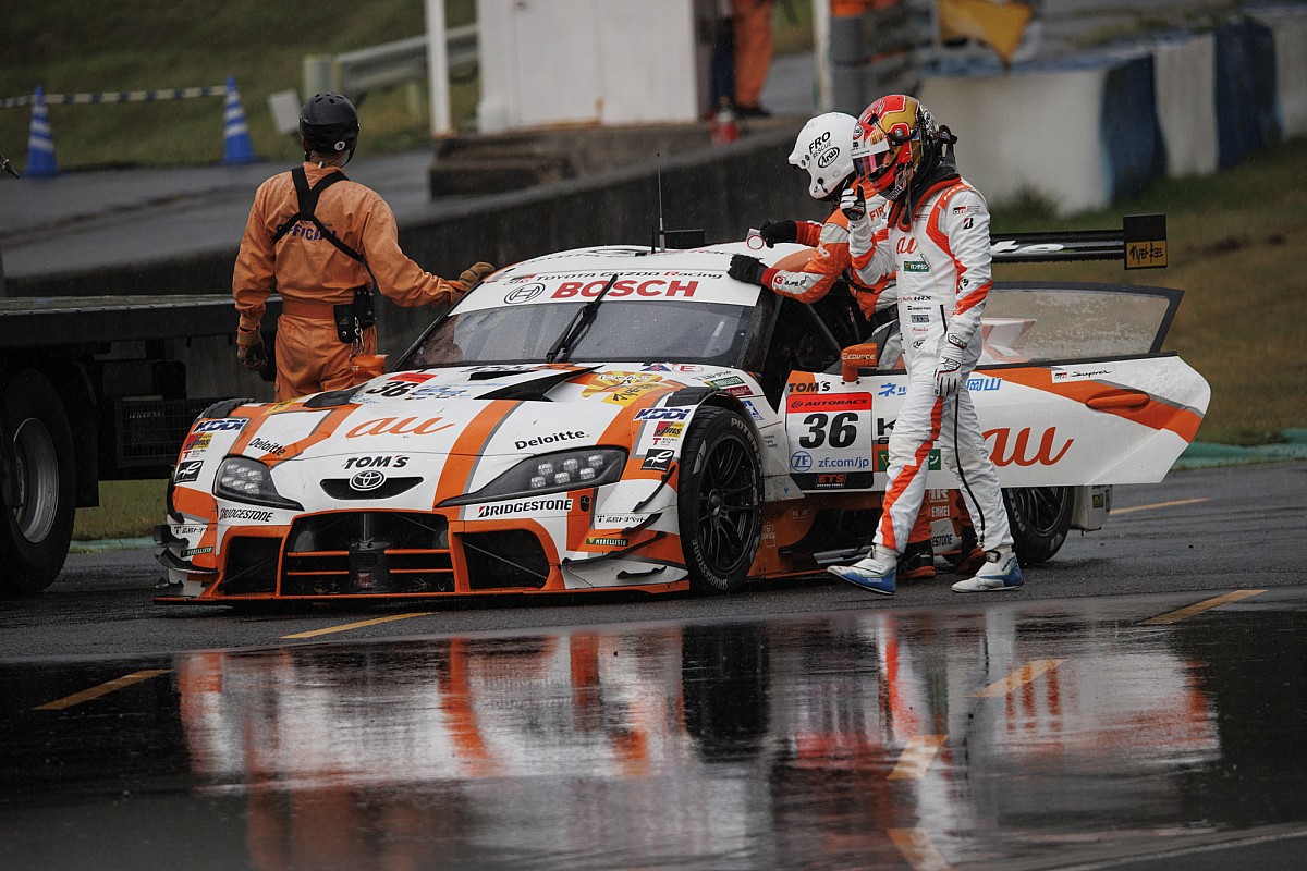 トムス、2台揃って優勝争いもまさかの両車戦線脱落……「反省すべきところを反省し、仕切り直し」｜スーパーGT開幕戦岡山