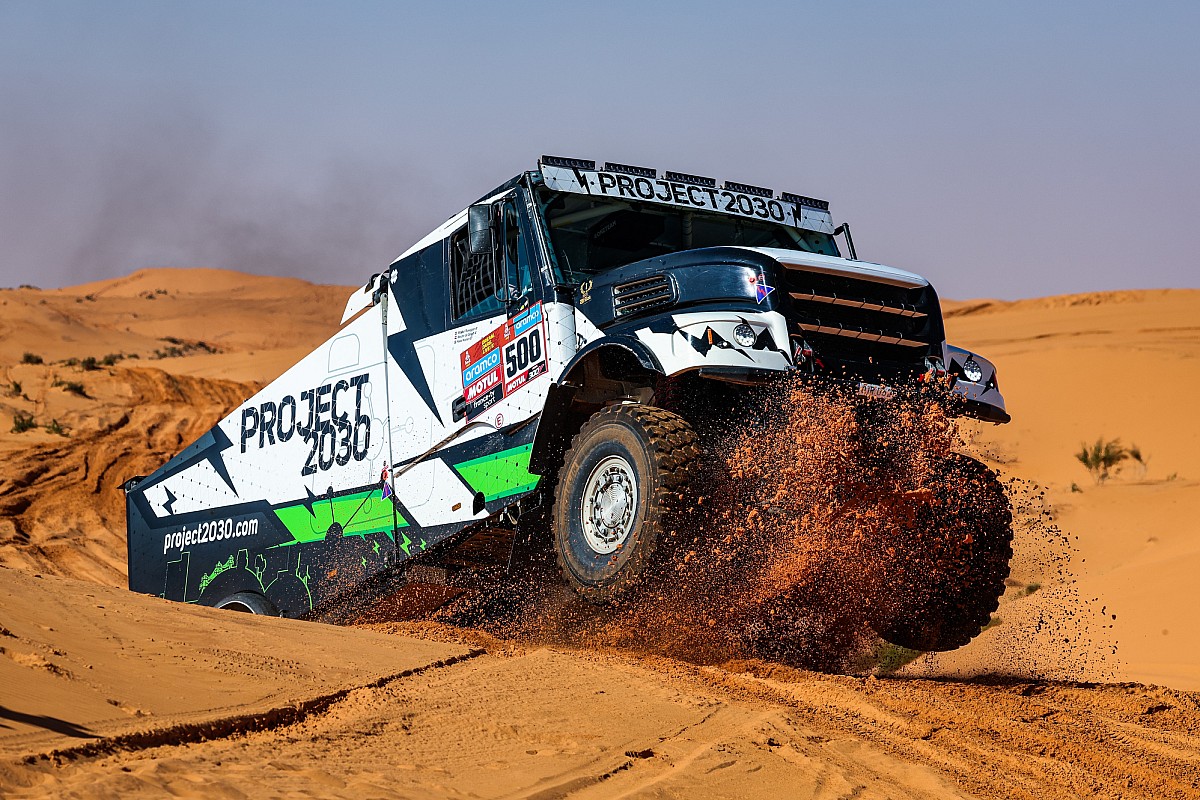 Kees Koolen valt stil met motorstoring en moet Dakar staken