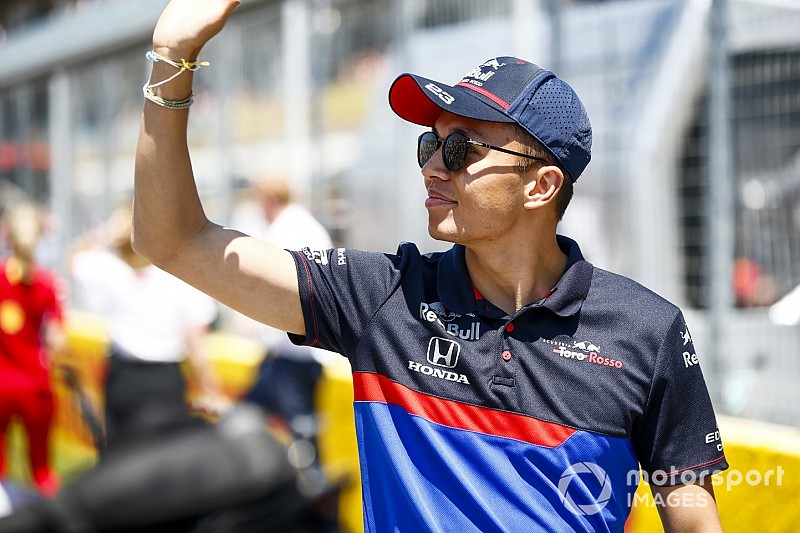 Megérthetetlen a Pirelli: Albon szerint most túl nagy a meleg a gumiknak