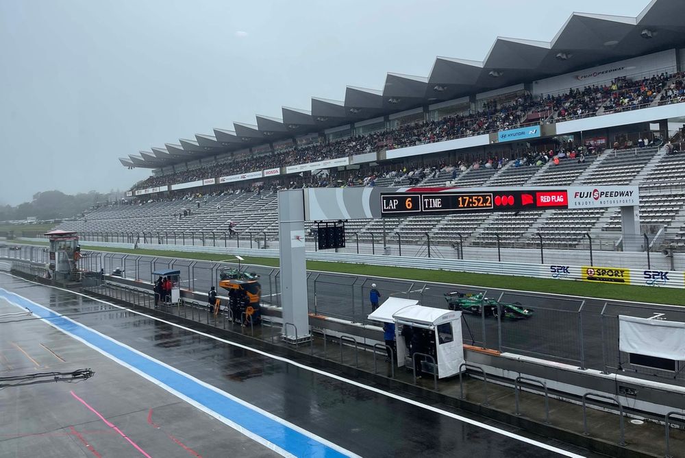 富士は雨……視界悪く走れずに、セーフティカー先導走行のみで終了。フェネストラズ優勝｜スーパーフォーミュラ第9戦富士決勝速報