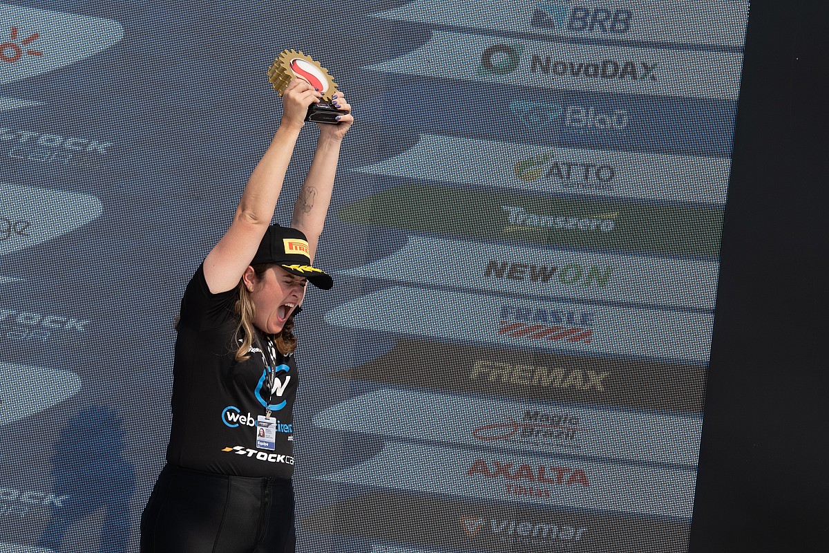 Stock Car: Babi Rodrigues emocionada com vitória e relembra pai