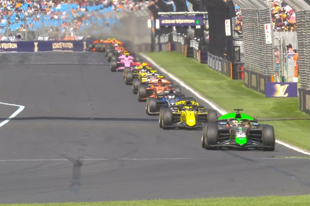 Forma-2: Dürksen rajt-cél győzelmet aratott, kétszer jött be a safety car az ausztrál sprinten!