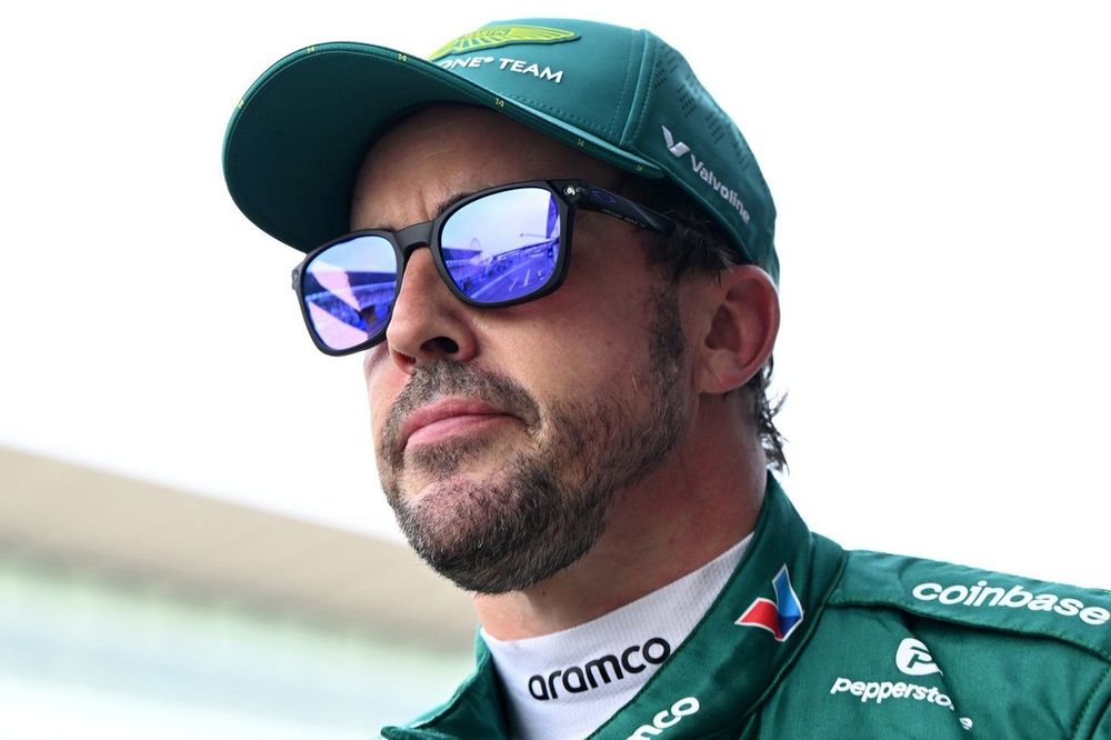 Alonso, 2 milyon sterlinlik özel yapım Aston Martin Valiant'ını tanıttı