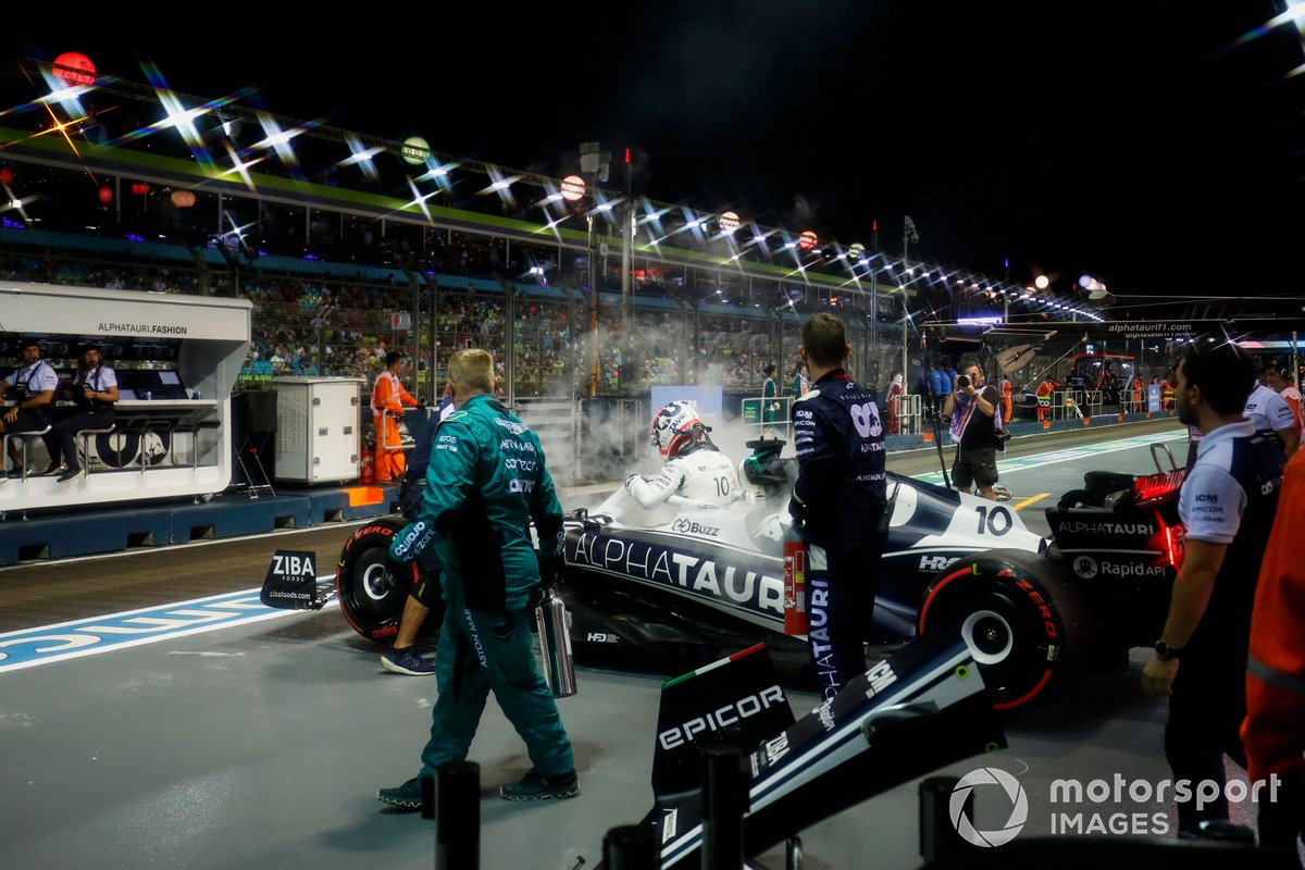 VÍDEO: Carro de Gasly fica em chamas e piloto escapa de incêndio