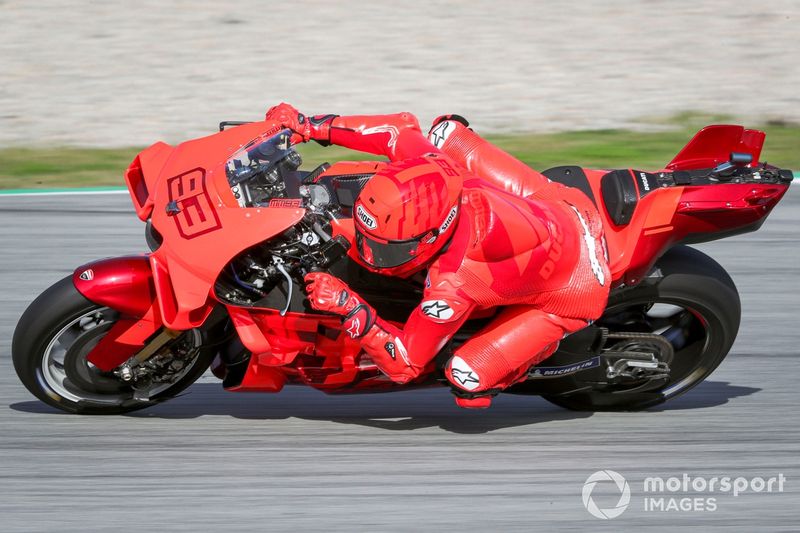 Marc Márquez inicia la era 'todo al rojo' en los test de Barcelona