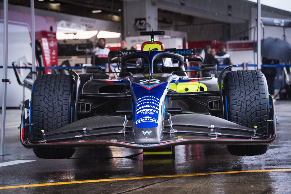 【ギャラリー】”3人の”ベッテル登場。雨の中F1マシンがピットレーンに集結｜F1日本GP