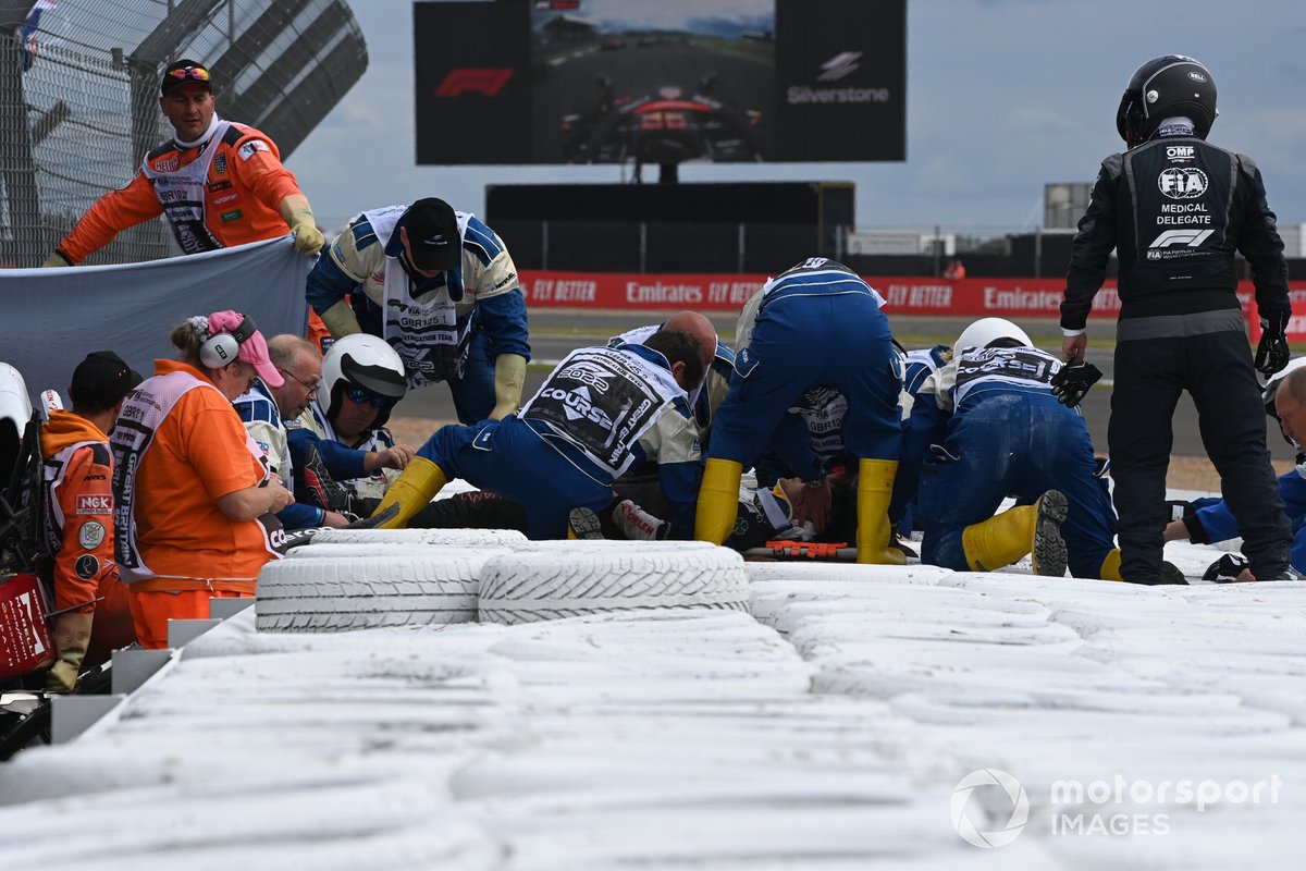 Photos - L'impressionnant crash de Zhou Guanyu à Silverstone